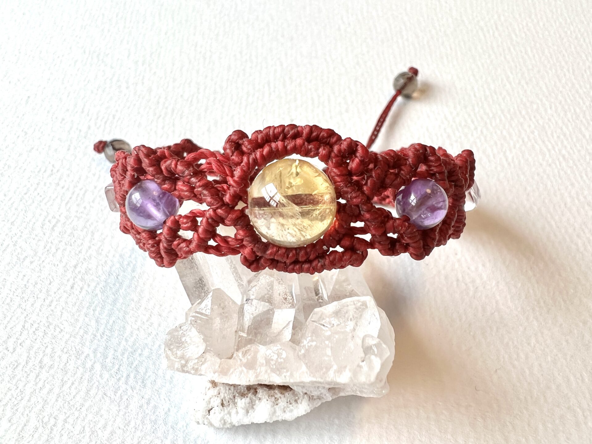 新作デザイン完成。エレガントなマクラメブレスレット【新作紹介】 | irokazari+